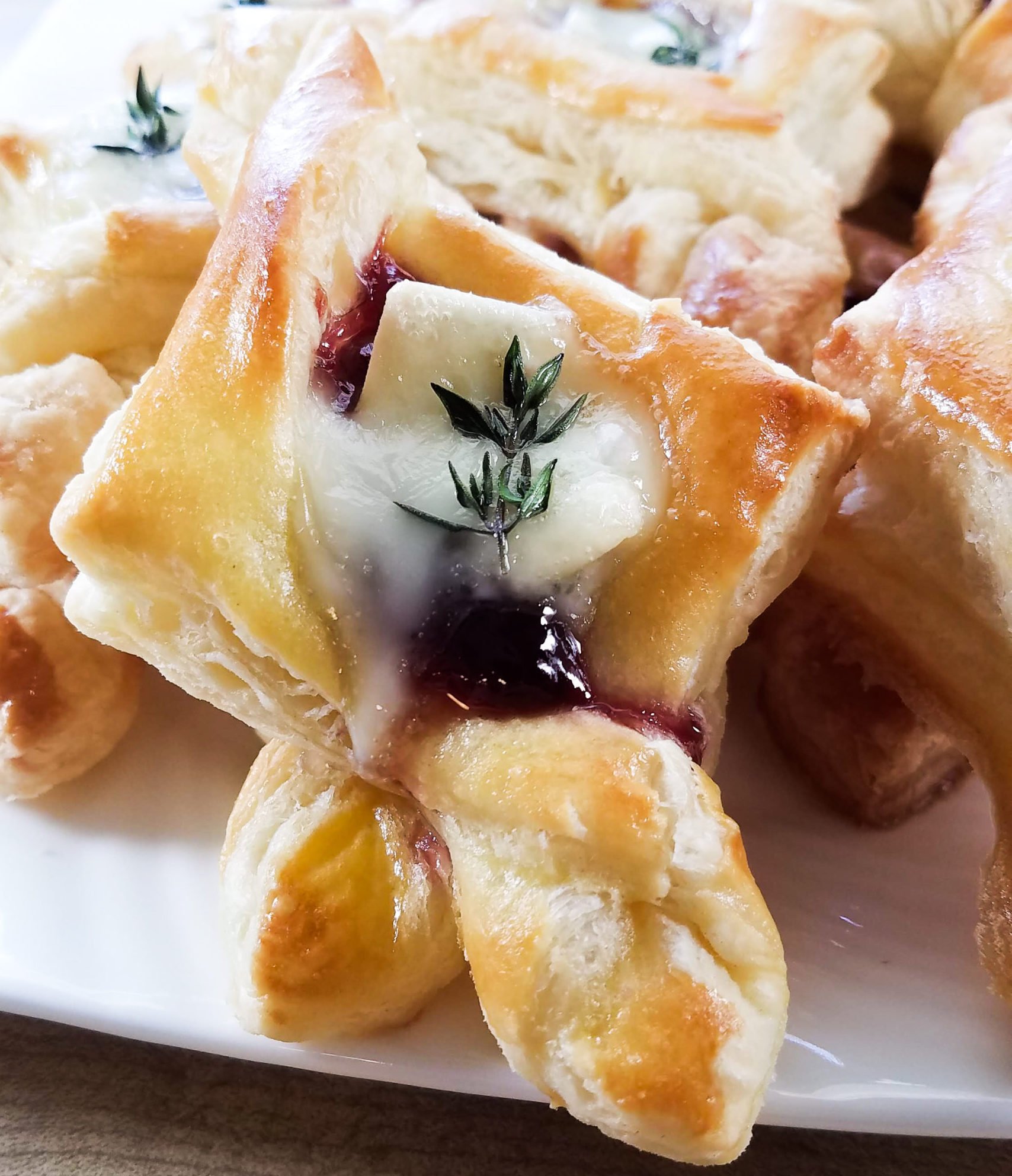 Video Tutorial: Easy Puff Pastry Raspberry Brie Tartlets - Trendgredient